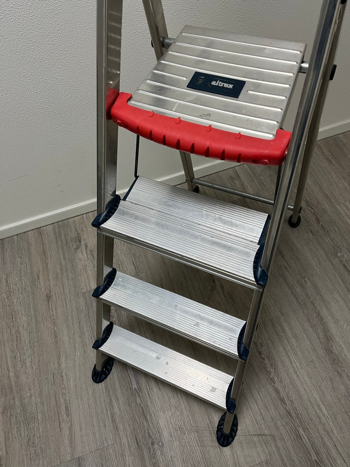 ≥ Altrex Trap - Handige en stevige huishoudtrap — Ladders en Trappen ...