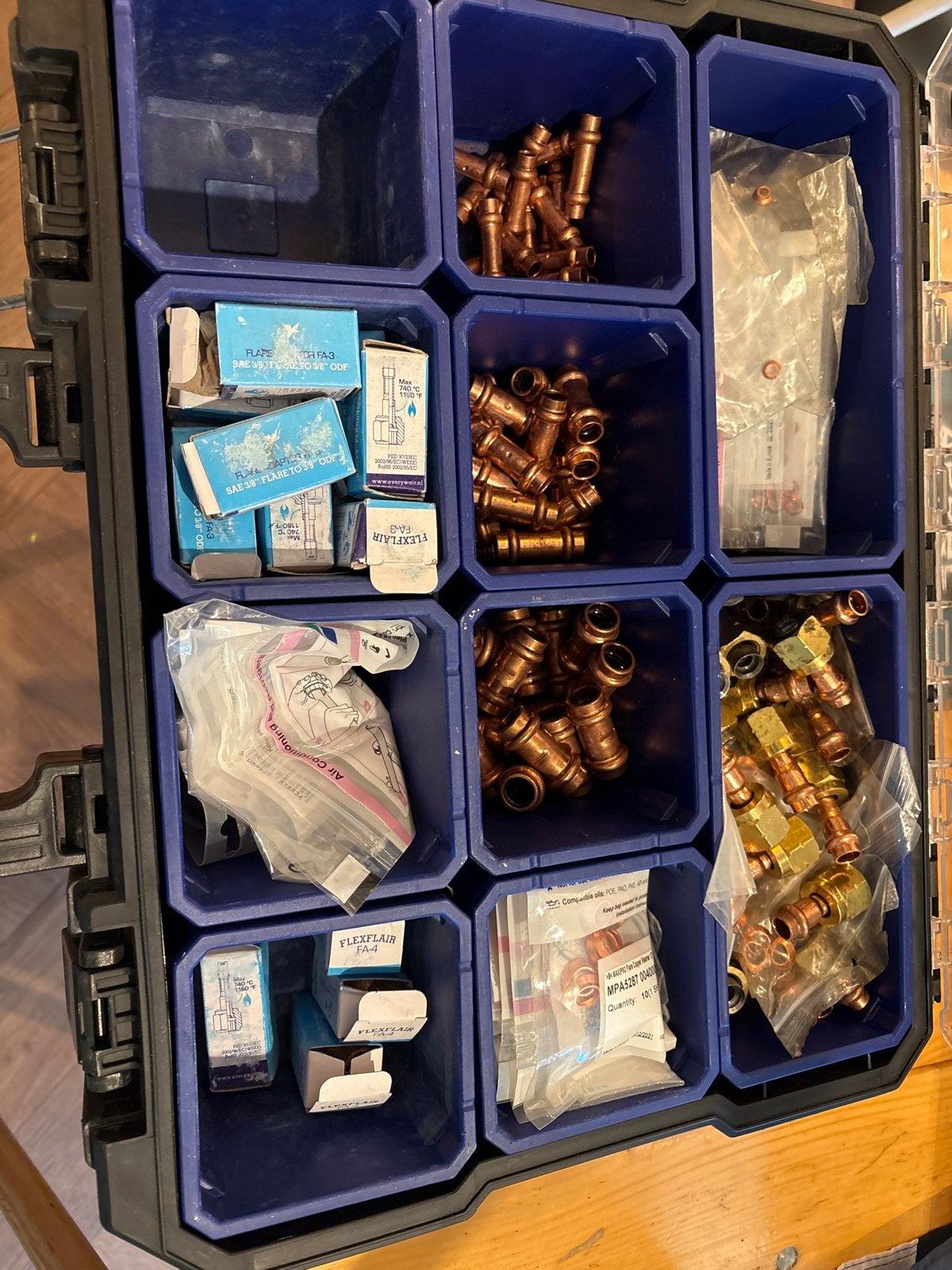 ≥ Assortiment doos met stekkoppelingen soldeer en pers — Gereedschap ...