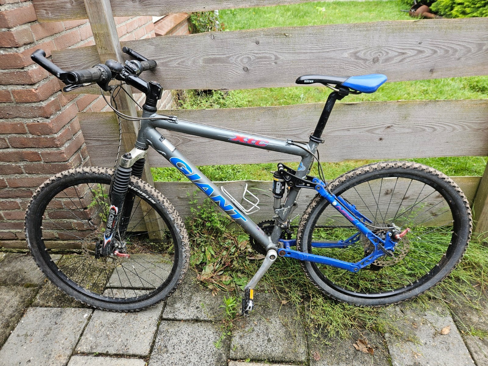 ≥ Giant full suspension mountainbike met nieuwe trappers — Fietsen ...