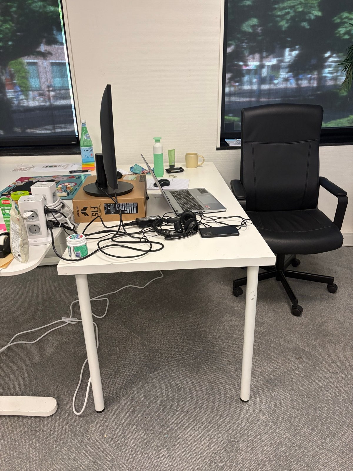 ≥ Free basic white officr desk (4 in total) (m2413826771) — Bureaus ...