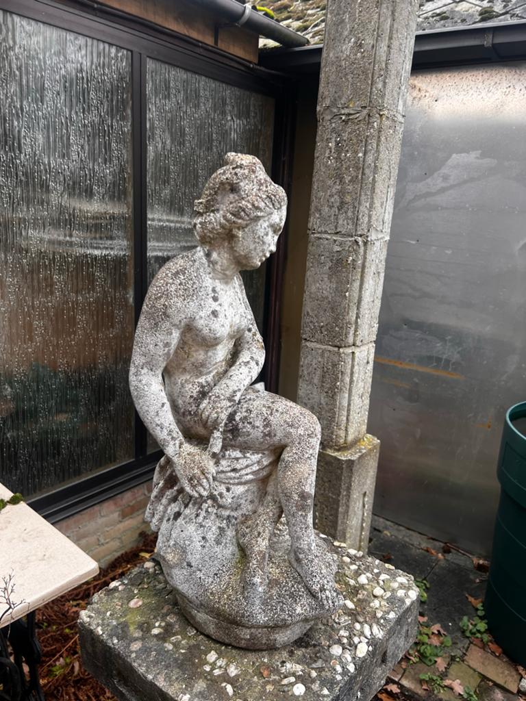 ≥ Klassiek stenen beeld van een vrouw op sokkel — Kunst | Beelden en ...