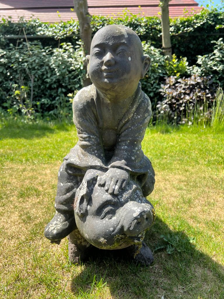 ≥ Oud stenen beeld: Jongen op varken - Tuindecoratie — Tuinbeelden ...