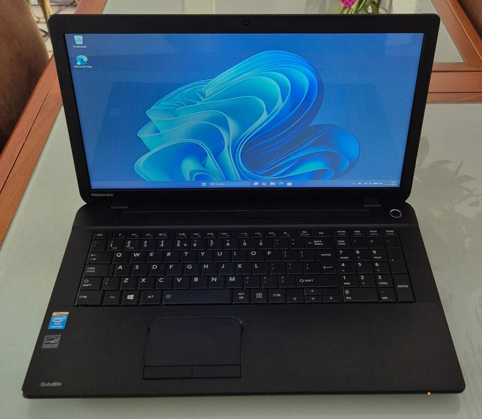 ≥ mooie grote toshiba (17,3 inch) laptop met oplader — Windows Laptops ...