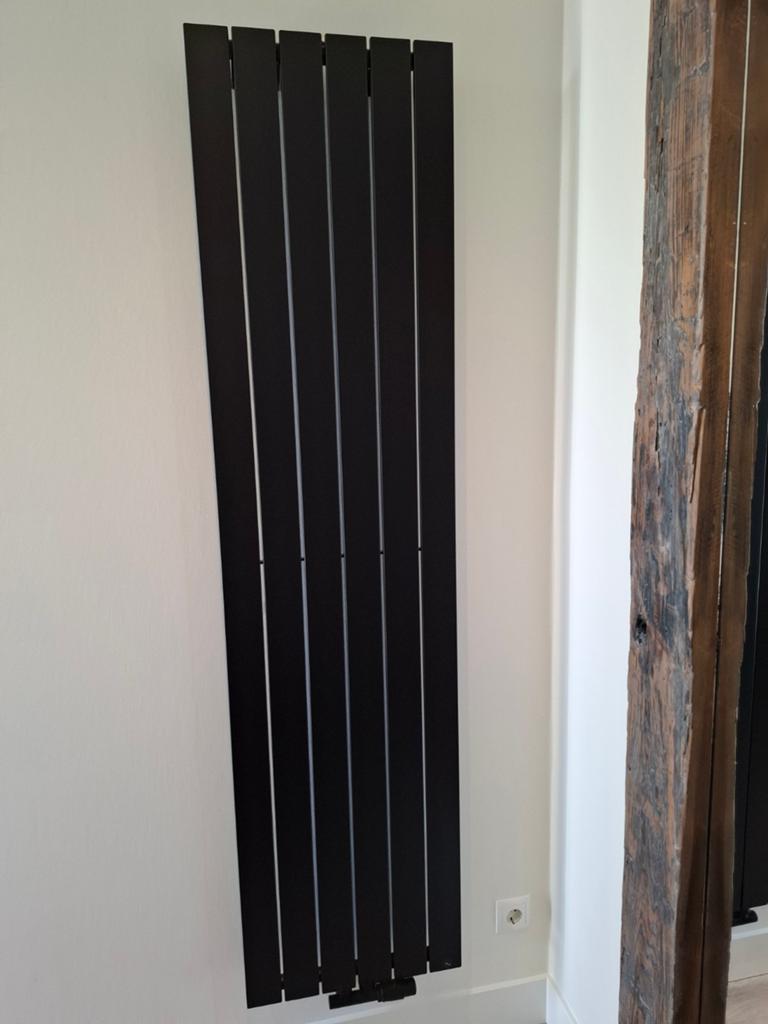 ≥ Nieuwe Plieger Cavallino Retto Enkel radiator mat zwart — Verwarming ...