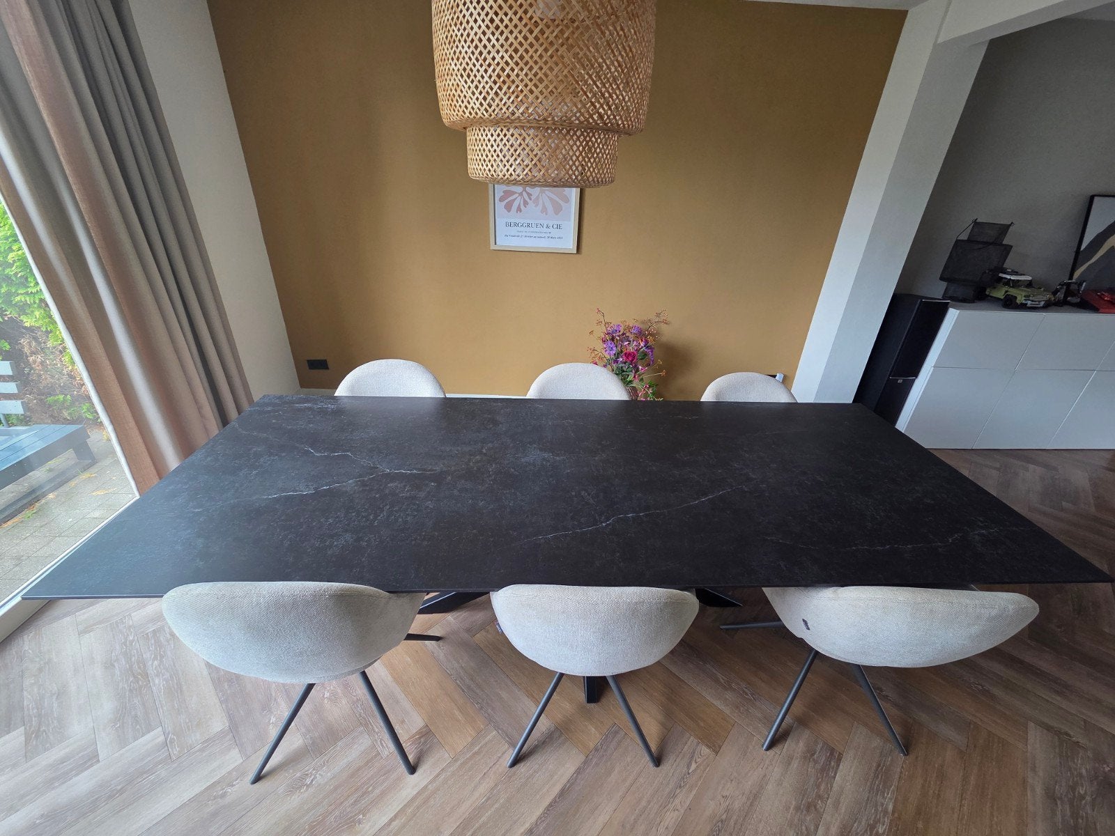 ≥ Moderne eettafel met donker Dekton blad — Tafels | Eettafels ...