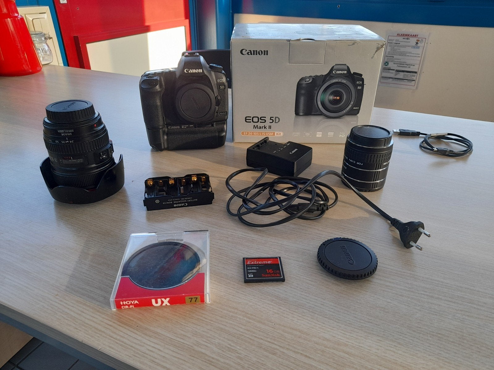 ≥ Canon EOS 5D Mark II met EF 24-105mm lens en accessoires — Fotocamera ...