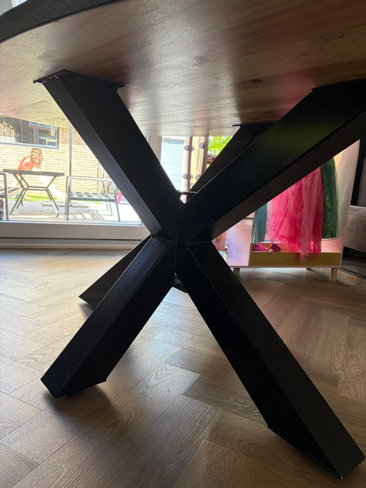 ≥ Ovale eettafel met zwart houten blad en metalen onderstel — Tafels ...