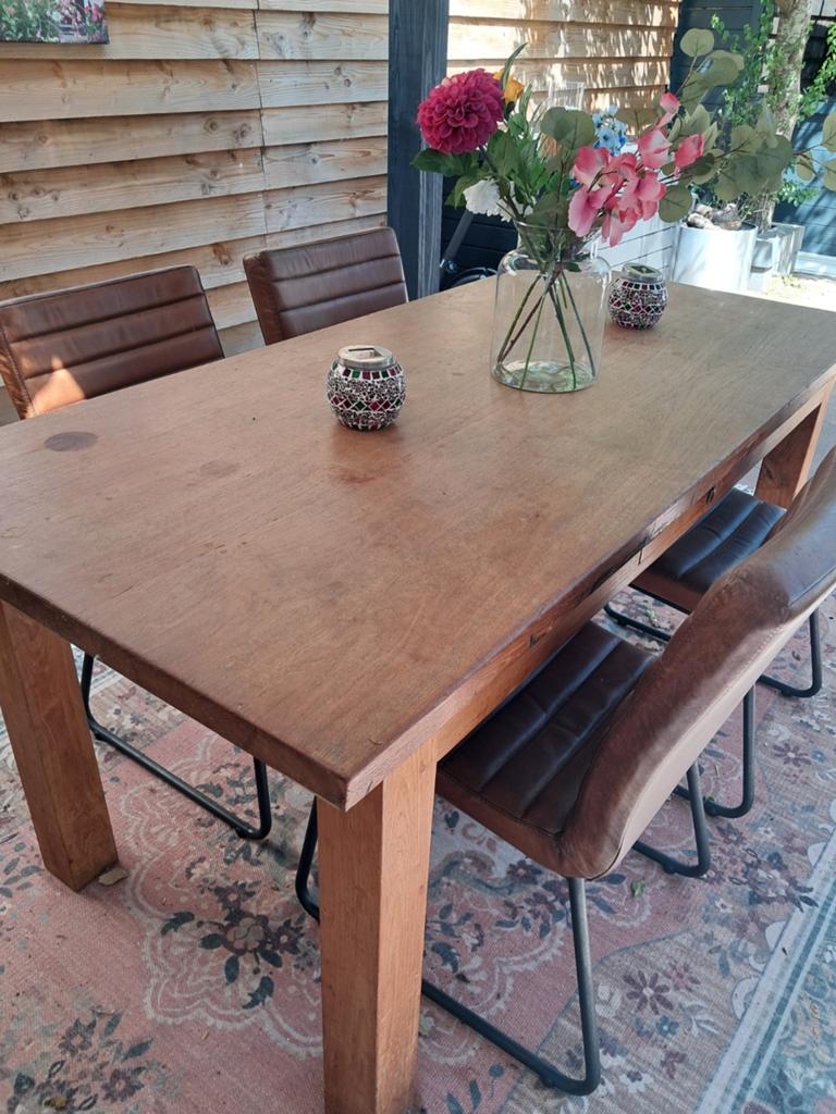 ≥ Robuuste houten eettafel met 4 leren stoelen — Tafels | Eettafels ...