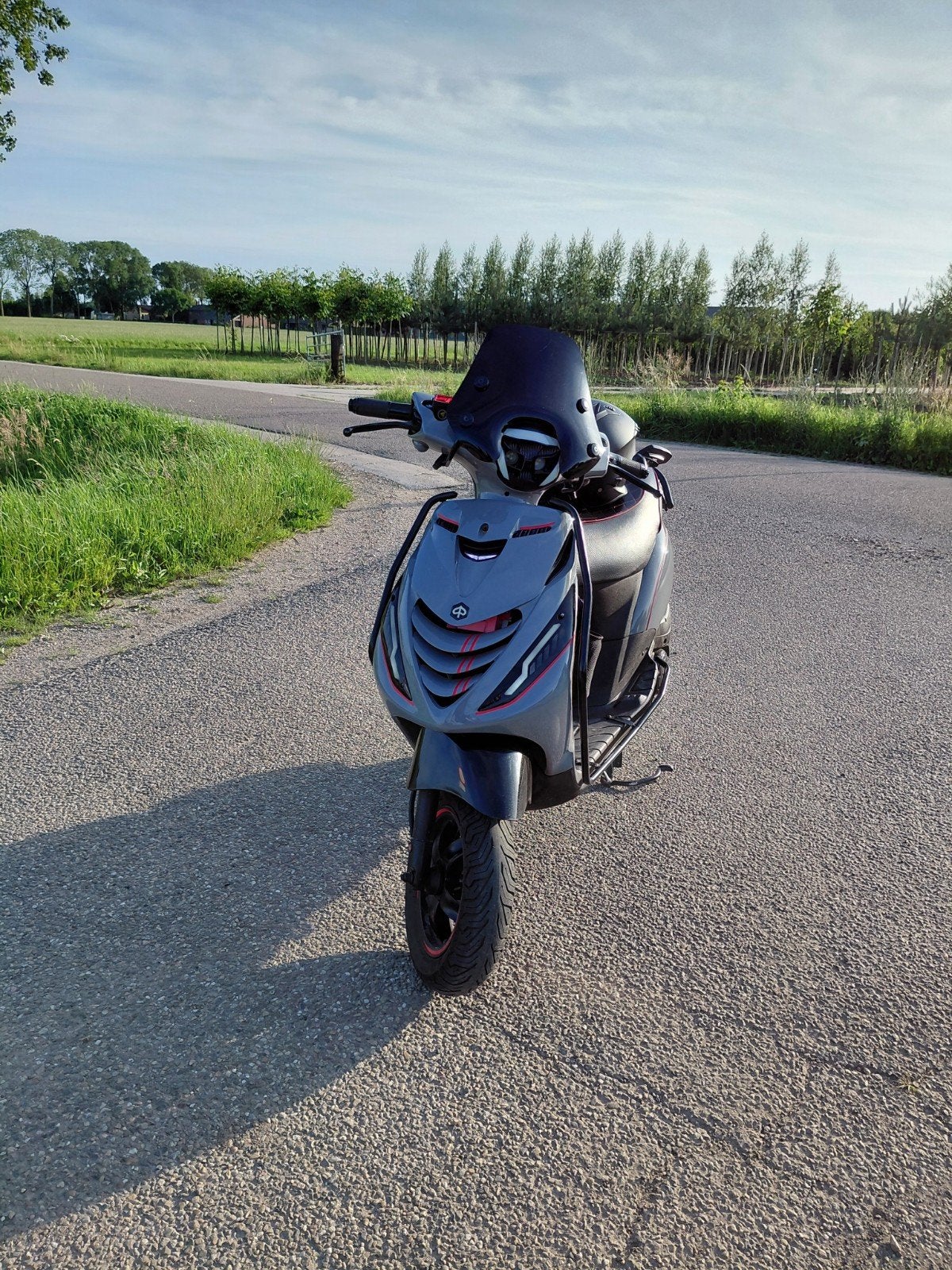 ≥ Zip 4 takt 2022 in de mooie grijze kleur met rode accenten — Scooters ...