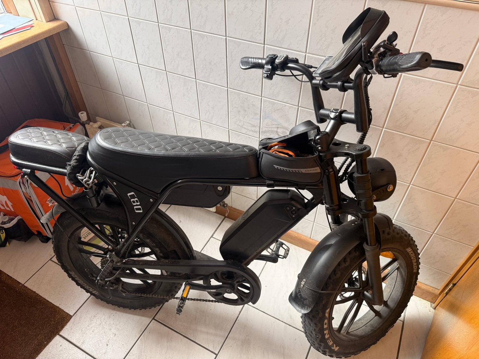 ≥ Stoere E-bike met dikke banden en dubbel zadel — Elektrische fietsen ...
