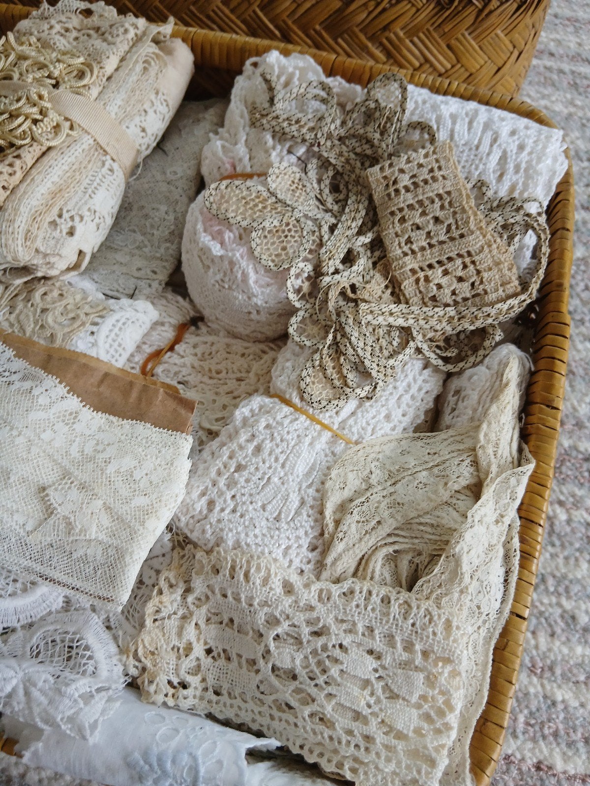 ≥ Rieten mand vol antiek/vintage kant — Antiek | Kleden en Textiel ...
