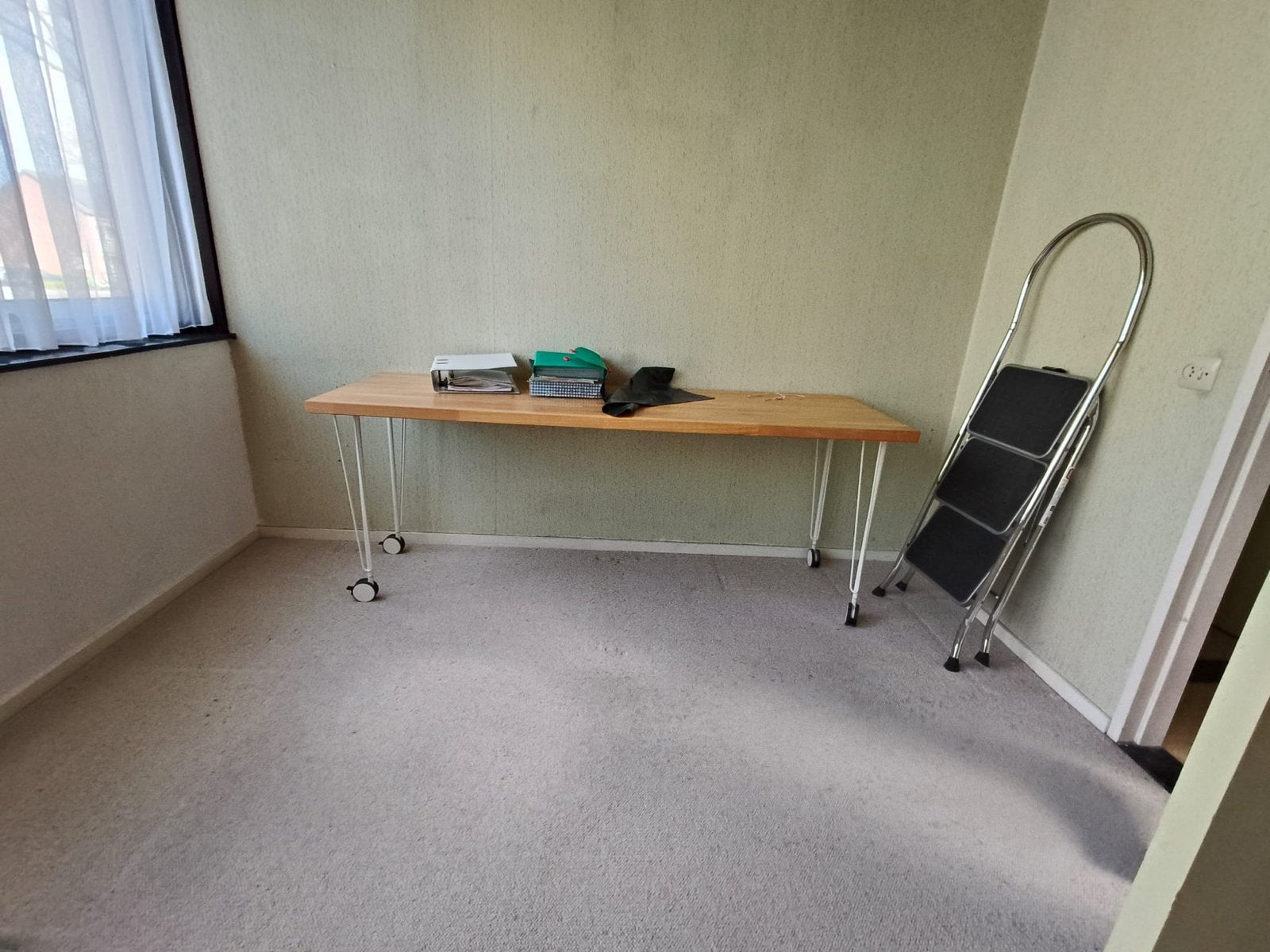 ≥ Houten tafel met metalen poten op wieltjes — Tafels | Eettafels ...