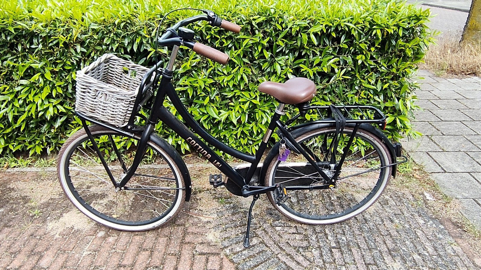 ≥ Cortina U4 fiets, 26 inch, zwart, met mandje (m2407738323) — Fietsen ...