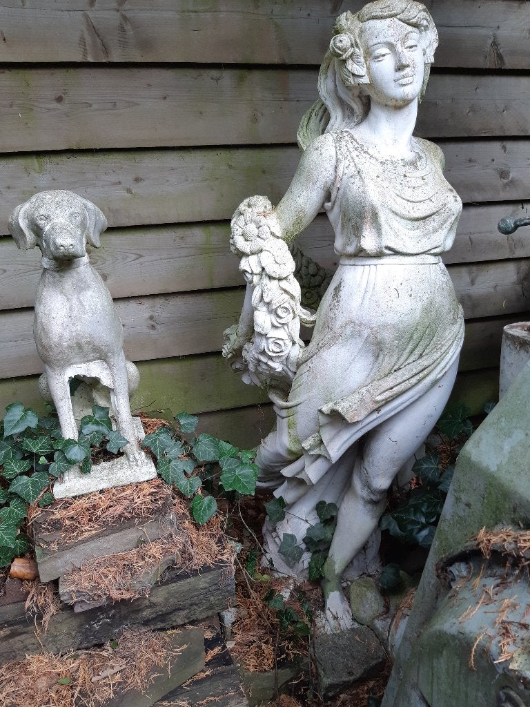 ≥ Mooi beeld van vrouw met bloemenslinger — Tuinbeelden — Marktplaats