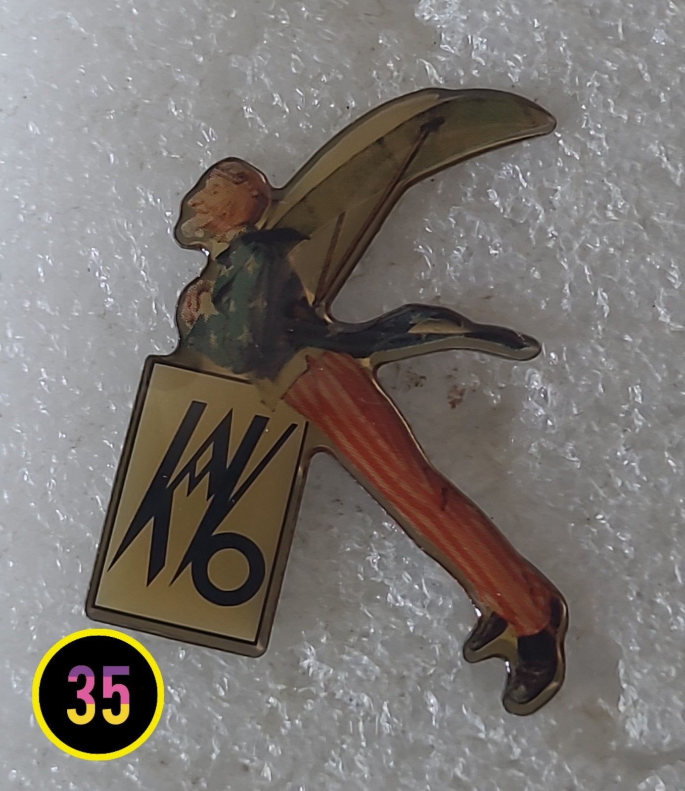 ≥ Vintage Pin met Figuur en 'KW6' Logo — Speldjes, Pins en Buttons ...