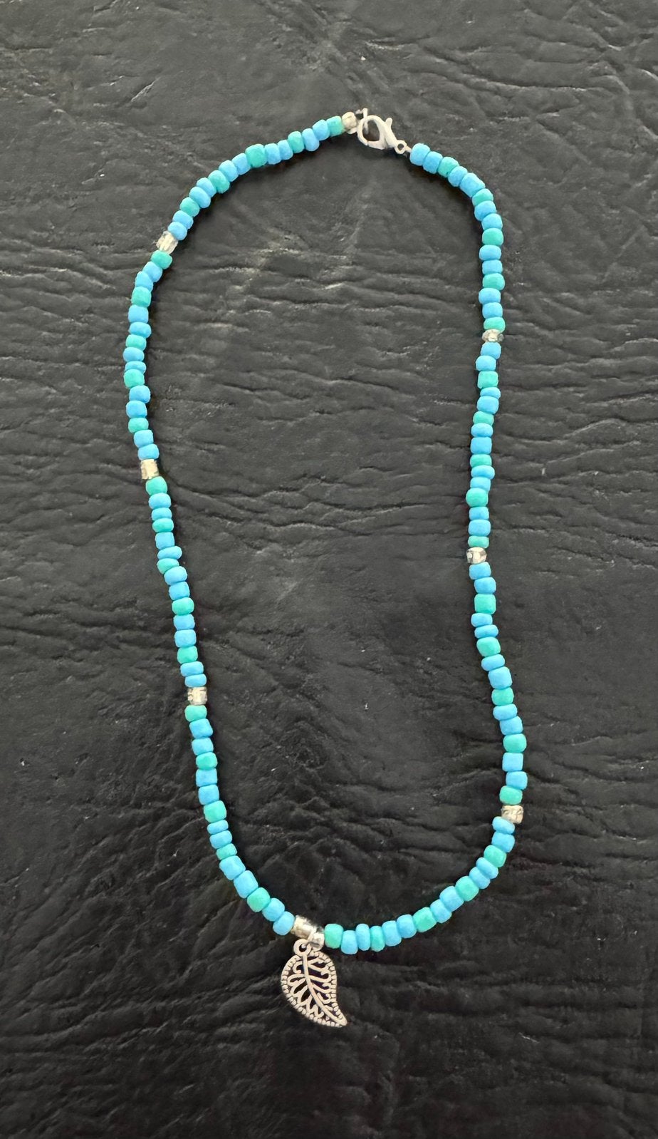 ≥ Nieuw kralen ketting blauw met zilver hanger blad — Kettingen ...
