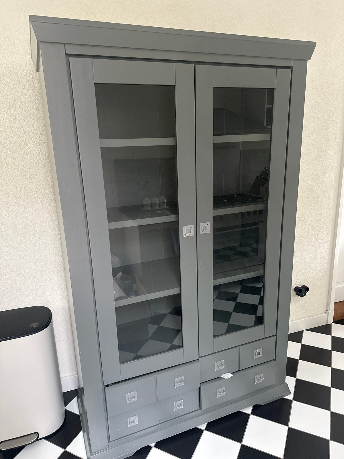 ≥ Mooie grijze vitrinekast met glasdeuren en 4 laden (m2408270223 ...