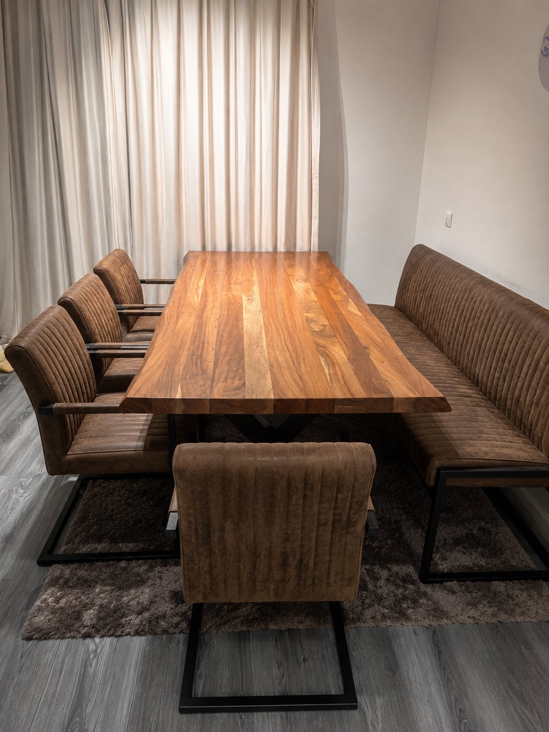 ≥ Massief houten eettafel met bank en stoelen — Tafels | Eettafels ...