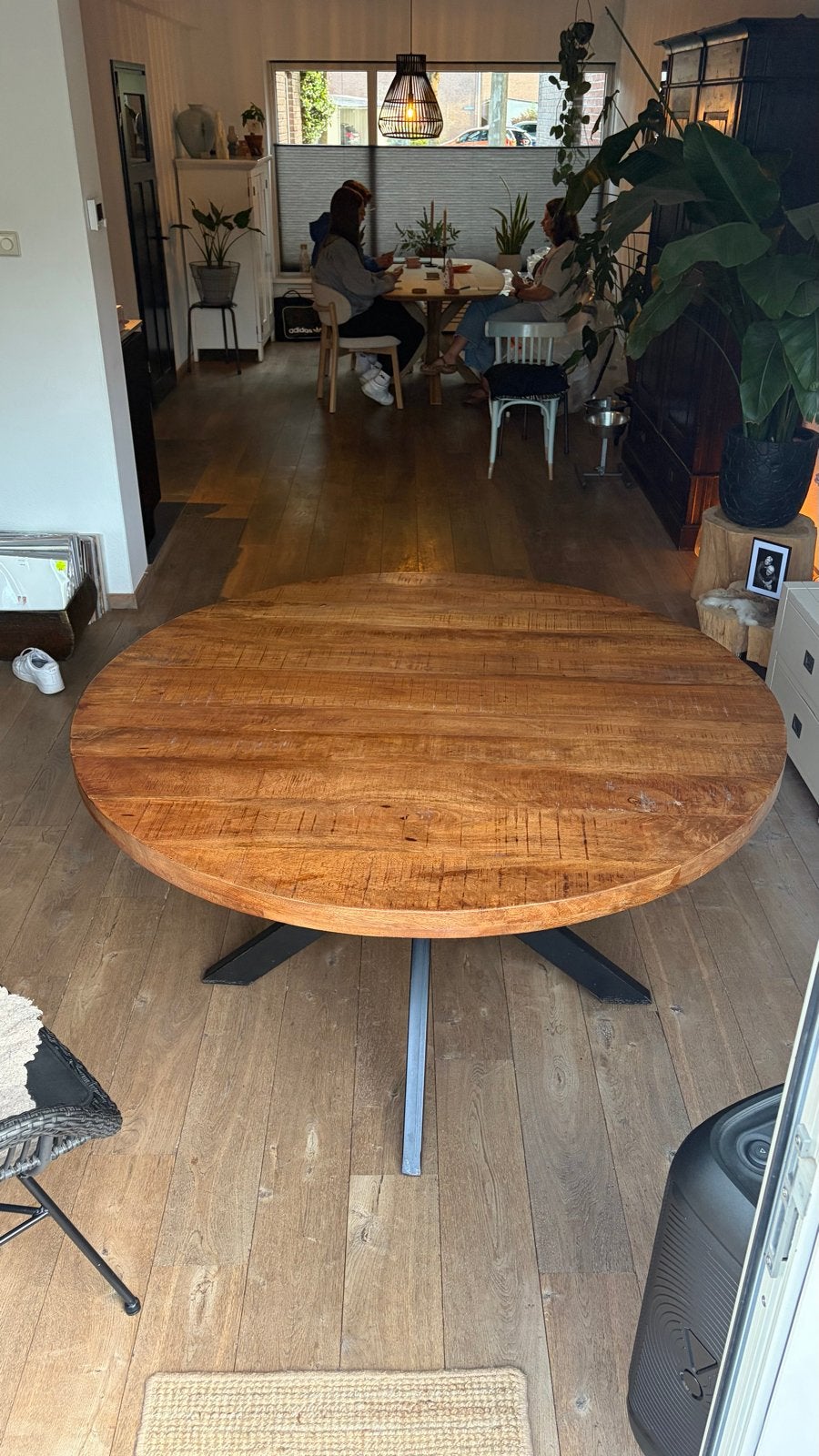 ≥ Ronde eettafel met zwarte metalen spinpoot — Tafels | Eettafels ...
