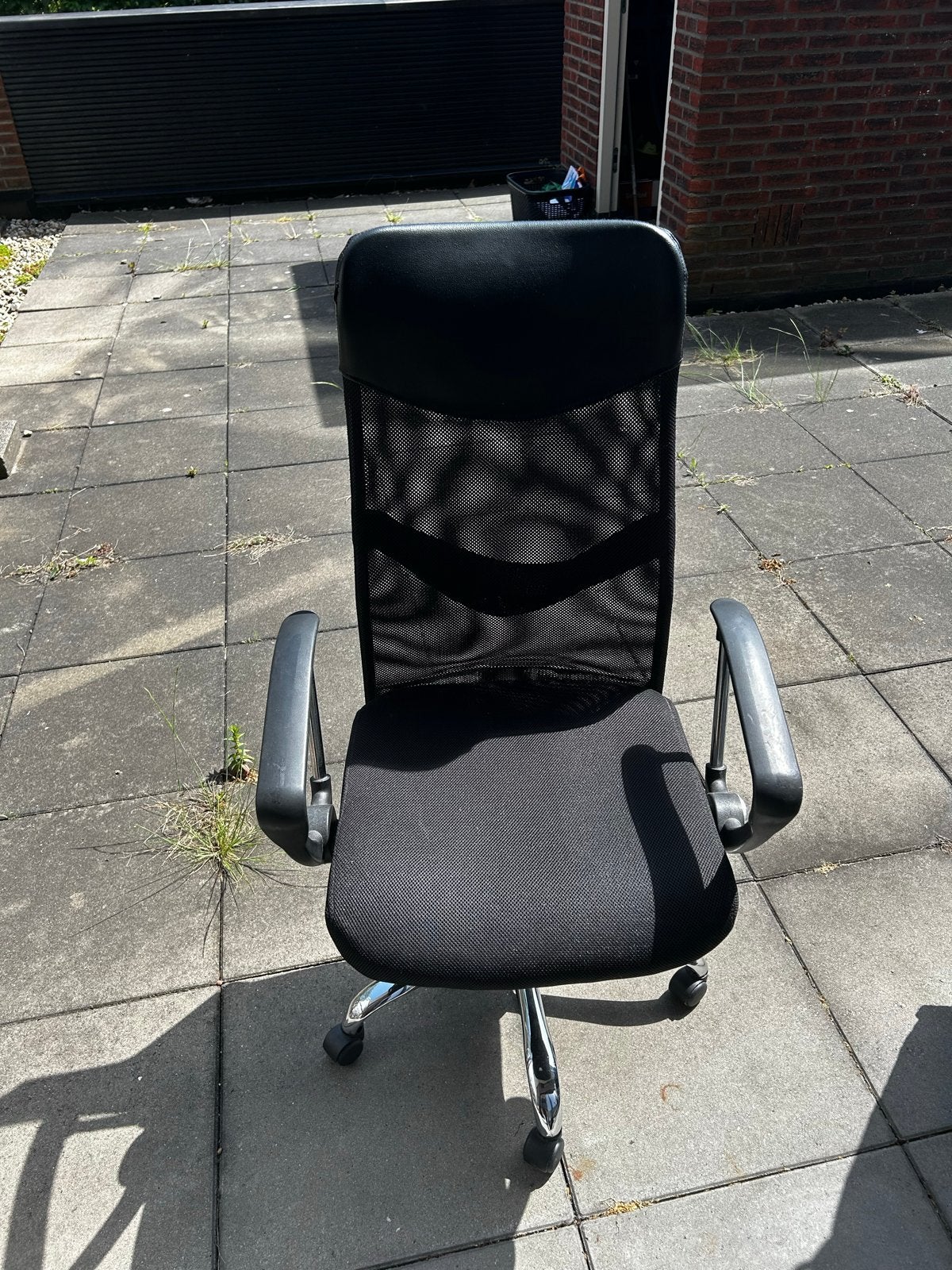 ≥ Zwarte Bureaustoel met Netrug en Armleuningen — Bureaustoelen ...