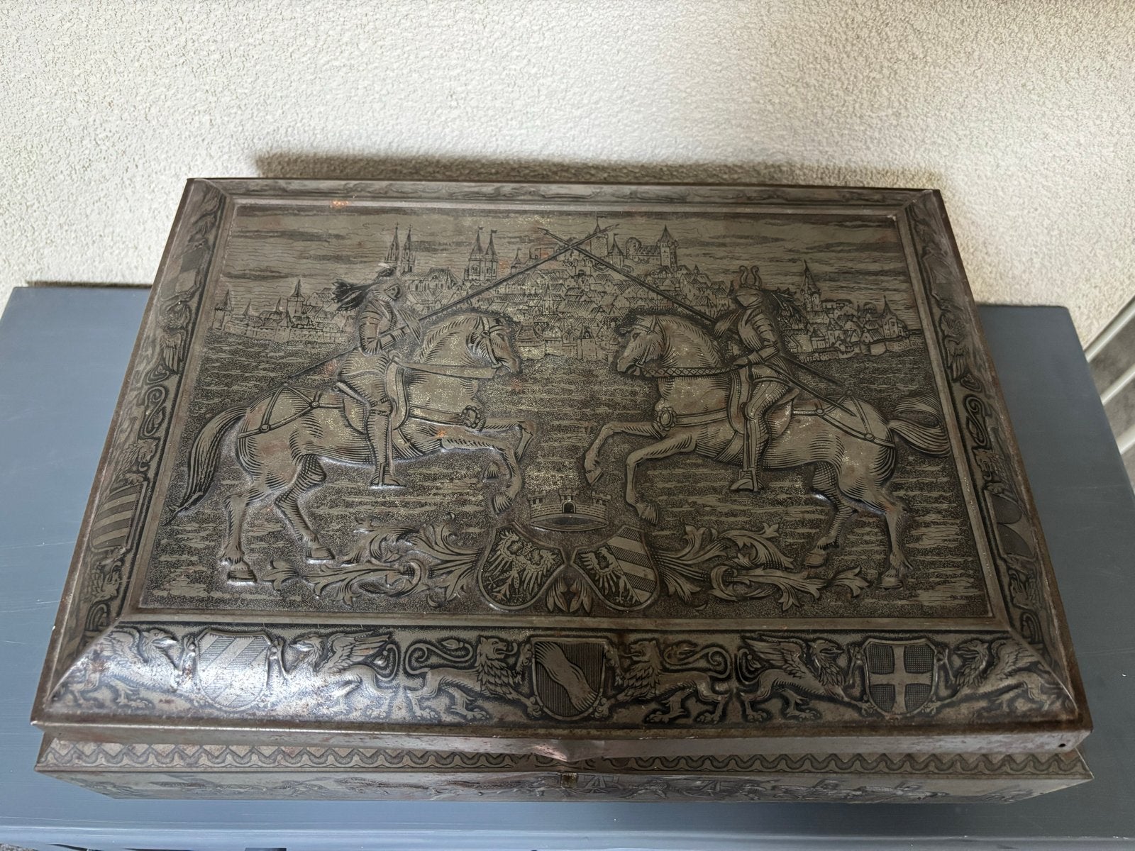 ≥ Antieke tinnen doos met ridders en koetsen reliëf (m2408098918 ...