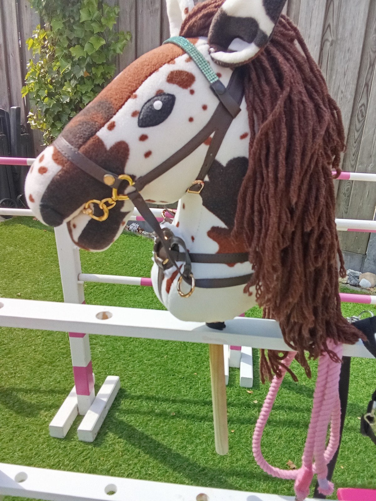 ≥ Hobbyhorse van het merk Skippy met hoofdstel en halster — Speelgoed ...