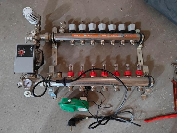 ≥ Vloerverwarming verdeler 7 groepen met Wilo pomp — Verwarming en ...