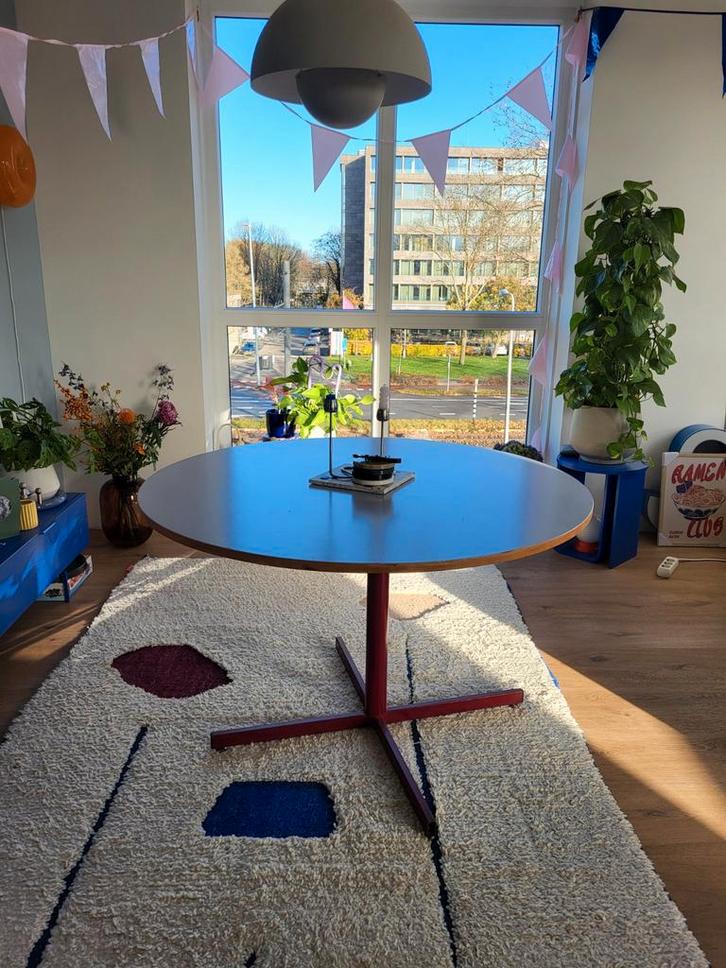 ≥ Speciale ronde HPL tafel ¤110cm met rode stalen poot — Tafels ...