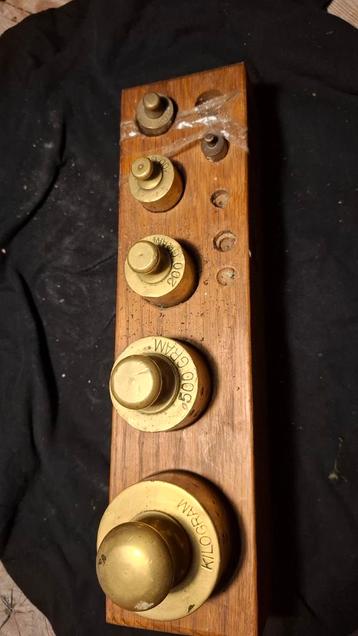 ≥ Oude gewichten set op houten plank — Antiek | Gereedschap en ...