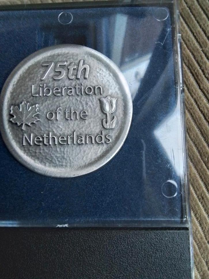 ≥ Gedenkpenning Nederland 75 jaar bevrijd — Edelmetalen en Baren ...