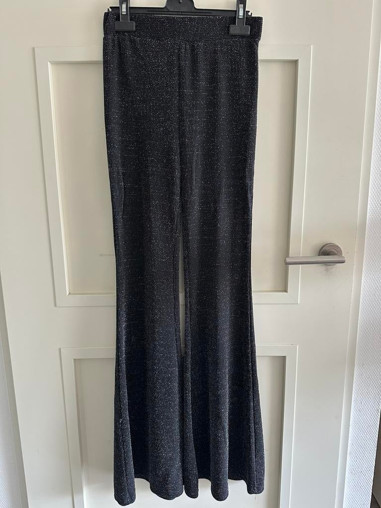 ≥ Flared broek zwart zilveren glitter Guts & Gusto M — Broeken en ...
