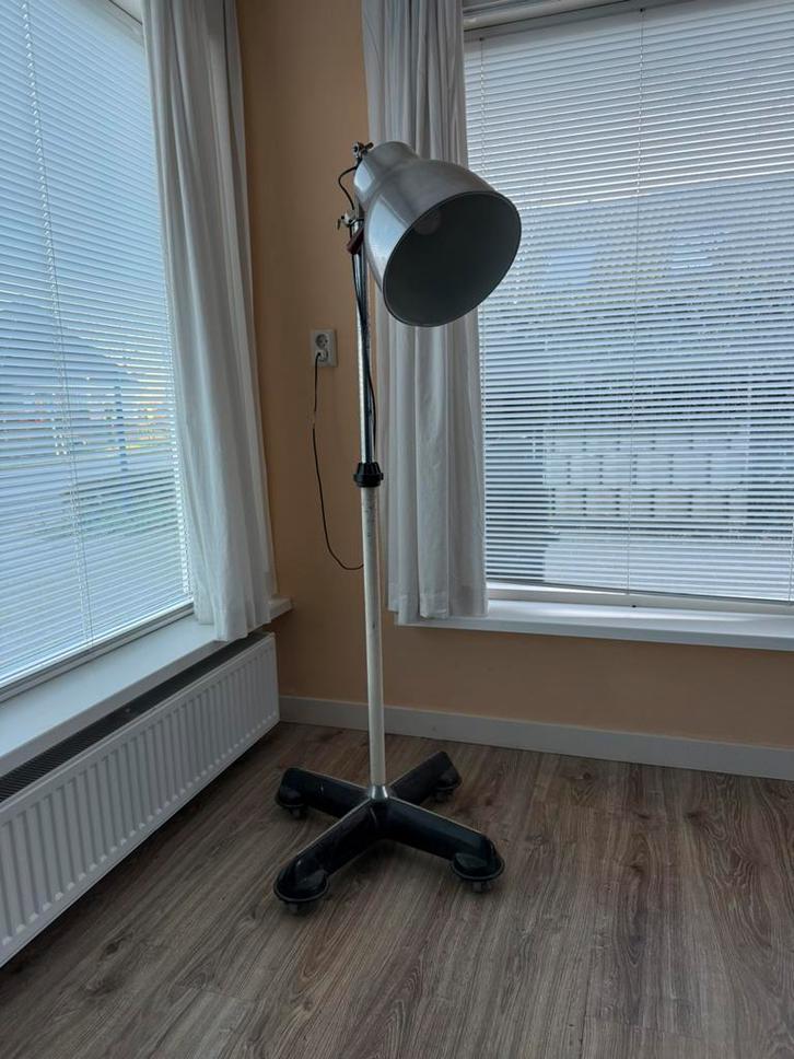 ≥ Mid century operatie kamer lamp met bakelieten voet — Antiek | Lampen ...