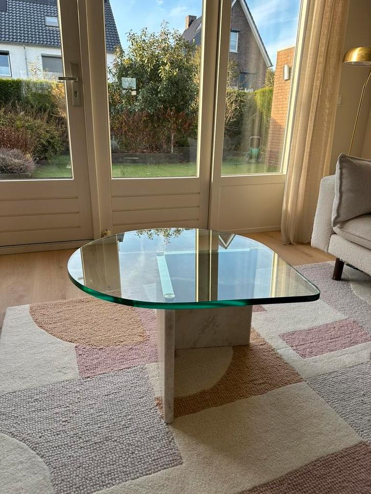 ≥ Glazen druppelvormige salontafel op travertin poot — Tafels ...
