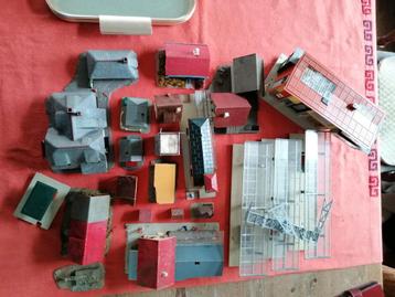 ≥ Diverse huisjes, stations en perrons voor modelspoor trein ...