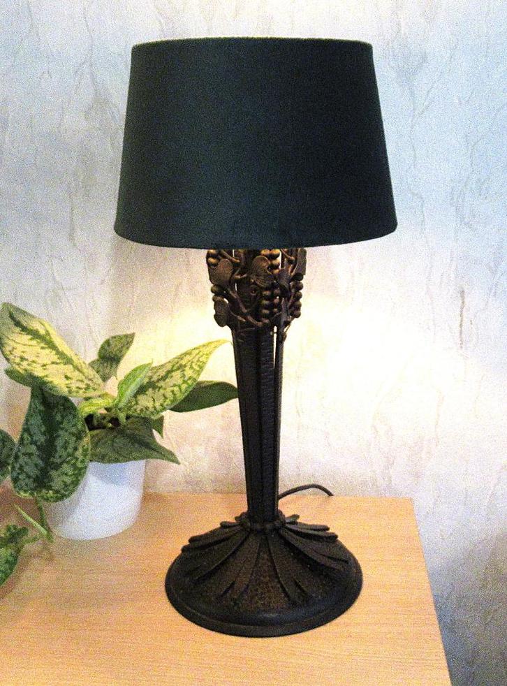 ≥ Mooie interieur lamp met gietijzeren decoratieve standaard. — Antiek ...