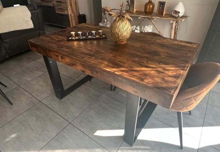 ≥ Houten eettafel met metalen poten - Gratis — Tafels | Eettafels ...