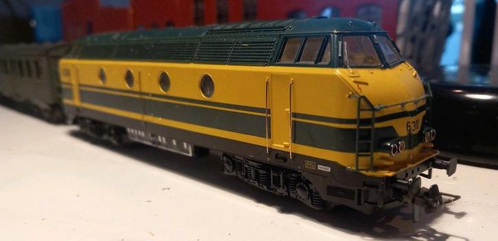 ≥ nmbs roco 6300 met 3 lima M2 rijtuigen opknapper — Modeltreinen | H0 ...