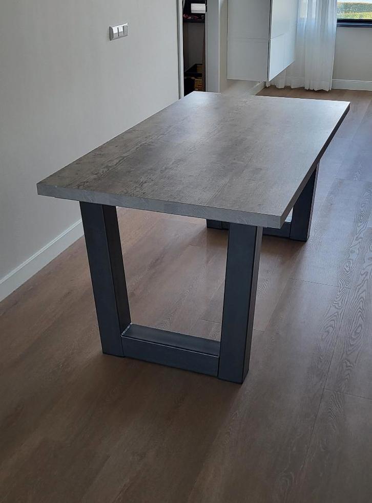 ≥ Eettafel 160x90 cm grijs houtlook met industriële poten — Tafels ...