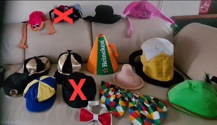≥ Carnaval attributen, o.a.petten/hoeden, etc. — Carnavalskleding en ...