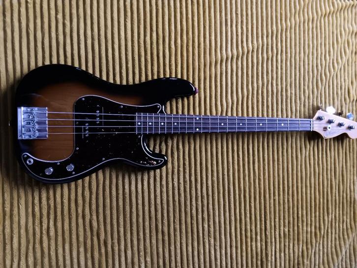 ≥ Vox Humana Precision-Bass. 2tone sunburst. — Snaarinstrumenten ...
